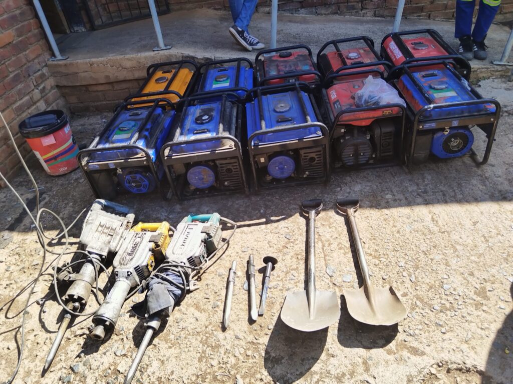 SEKHUKHUNE DISTRICT POLICE POUNCE ON ILLEGAL MINERS WHILE DIGGING ...